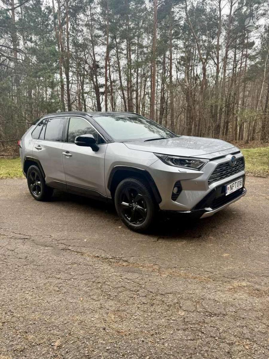 Grey Toyota RAV4 2020 in Vilnius, with an engine capacity of 2.49 L and mileage of 253 thousand km for 22200 €, photo 2 on AUTOMOTO.COM.LV