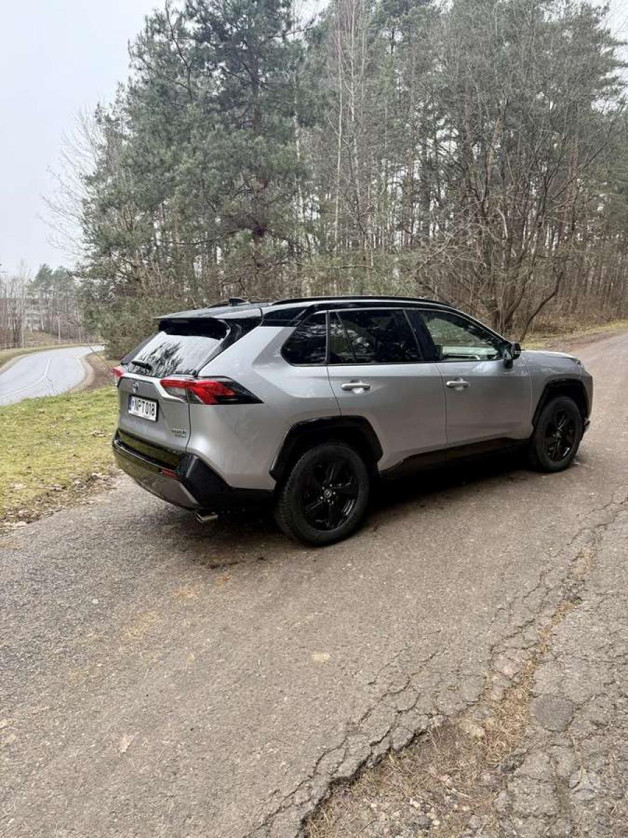 Grey Toyota RAV4 2020 in Vilnius, with an engine capacity of 2.49 L and mileage of 253 thousand km for 22200 €, photo 4 on AUTOMOTO.COM.LV