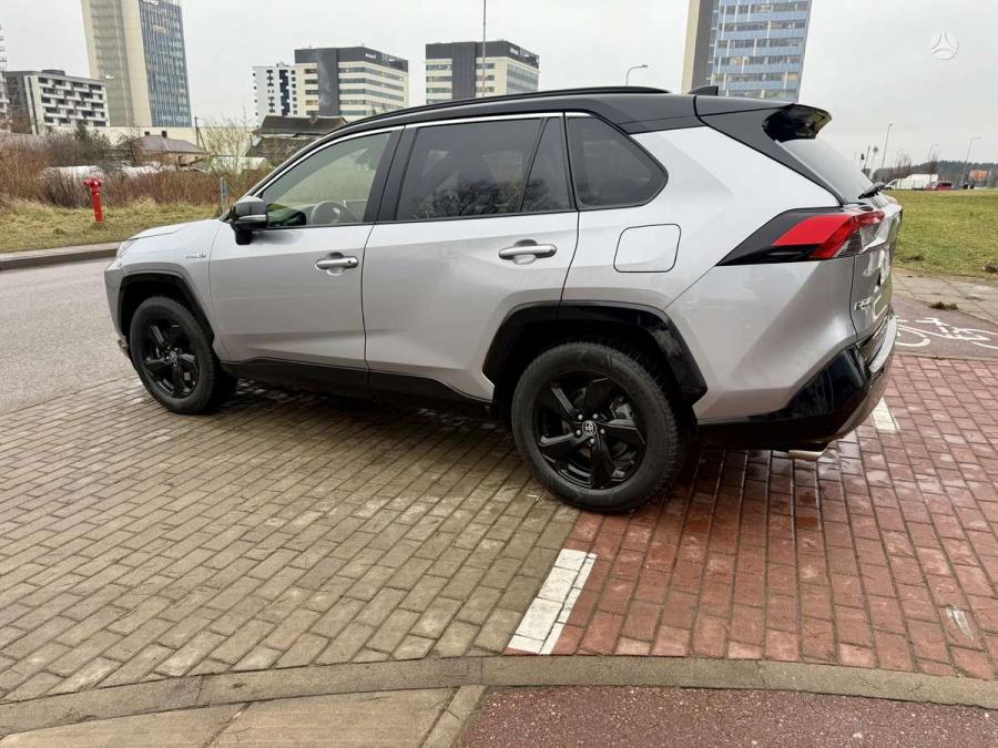 Grey Toyota RAV4 2020 in Vilnius, with an engine capacity of 2.49 L and mileage of 252 thousand km for 22000 €, photo 5 on AUTOMOTO.COM.LV