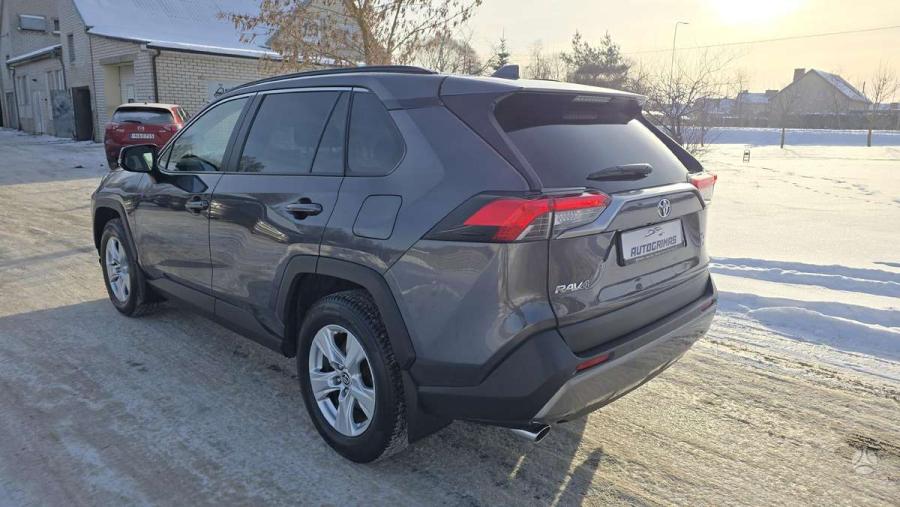 Pelēks Toyota RAV4 2020 Šauļi, ar dzinēja tilpumu 1.99 L un nobraukumu 121 tūkst. km par 20900 €, foto 7 vietnē AUTOMOTO.COM.LV