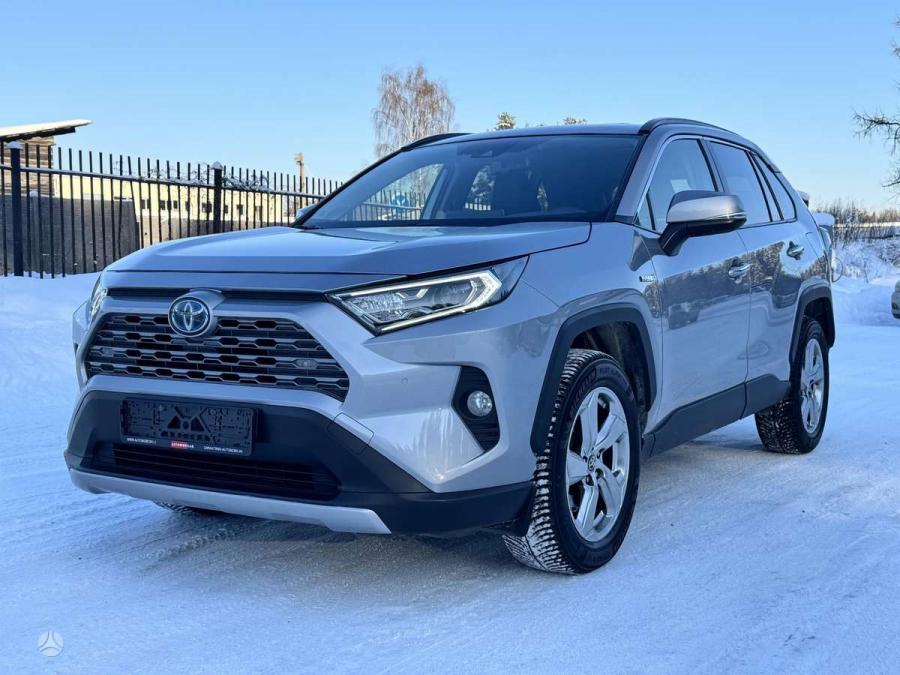 Grey Toyota RAV4 2020 in Vilnius, with an engine capacity of 2.49 L and mileage of 86 thousand km for 25500 €, photo 1 on AUTOMOTO.COM.LV