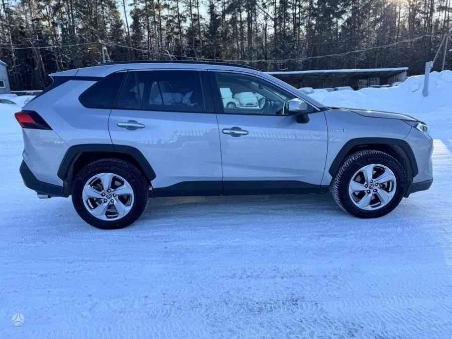 Pelēks Toyota RAV4 2020 Viļņa, ar dzinēja tilpumu 2.49 L un nobraukumu 86 tūkst. km par 25500 €, foto 4 vietnē AUTOMOTO.COM.LV