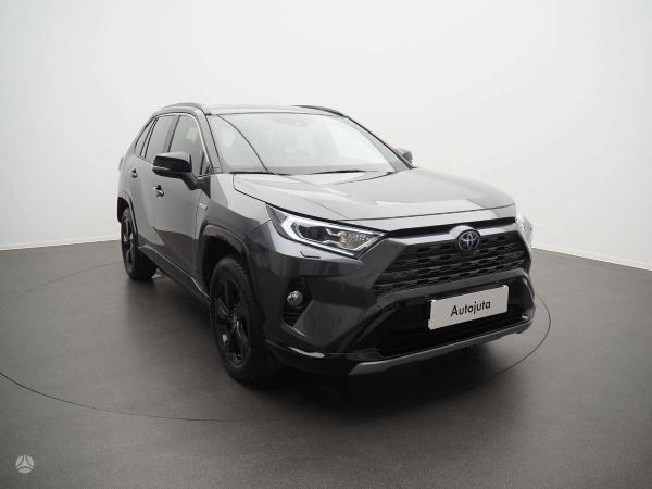 Grey Toyota RAV4 2020 in Vilnius, with an engine capacity of 2.49 L and mileage of 106 thousand km for 30500 €, photo 3 on AUTOMOTO.COM.LV