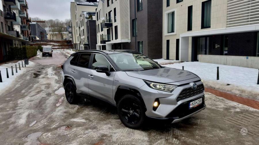 Grey Toyota RAV4 2020 in Vilnius, with an engine capacity of 2.49 L and mileage of 165 thousand km for 25999 €, photo 1 on AUTOMOTO.COM.LV