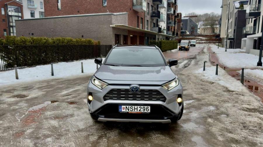 Grey Toyota RAV4 2020 in Vilnius, with an engine capacity of 2.49 L and mileage of 165 thousand km for 25999 €, photo 3 on AUTOMOTO.COM.LV