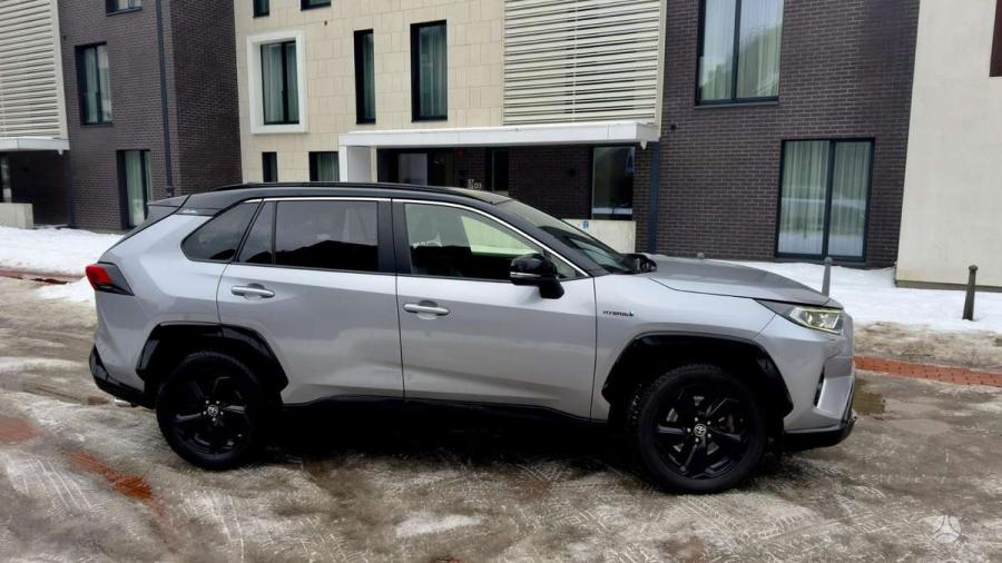 Grey Toyota RAV4 2020 in Vilnius, with an engine capacity of 2.49 L and mileage of 165 thousand km for 25999 €, photo 4 on AUTOMOTO.COM.LV