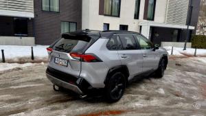 Grey Toyota RAV4 2020 in Vilnius, with an engine capacity of 2.49 L and mileage of 165 thousand km for 25999 €, photo 5 on AUTOMOTO.COM.LV