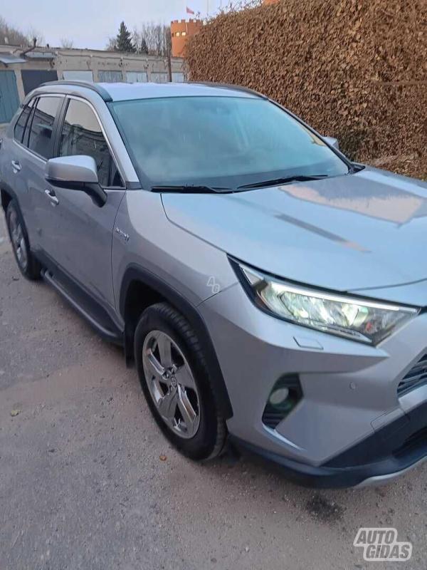 Grey Toyota RAV4 2020 in Ariogala, with an engine capacity of 2.50 L and mileage of 85 thousand km for 26400 €, photo 1 on AUTOMOTO.COM.LV