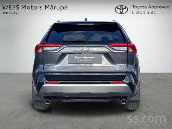 Grey Toyota RAV4 2020 in Riga, with an engine capacity of 2.50 L and mileage of 125 thousand km for 26590 €, photo 4 on AUTOMOTO.COM.LV