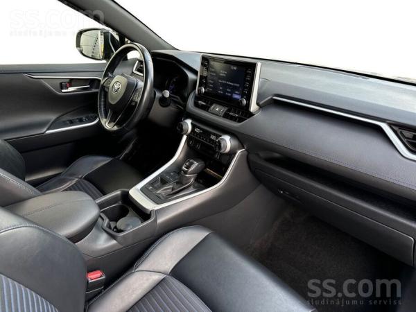 Grey Toyota RAV4 2020 in Riga, with an engine capacity of 2.50 L and mileage of 125 thousand km for 26590 €, photo 6 on AUTOMOTO.COM.LV