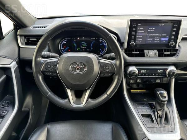 Grey Toyota RAV4 2020 in Riga, with an engine capacity of 2.50 L and mileage of 125 thousand km for 26590 €, photo 8 on AUTOMOTO.COM.LV