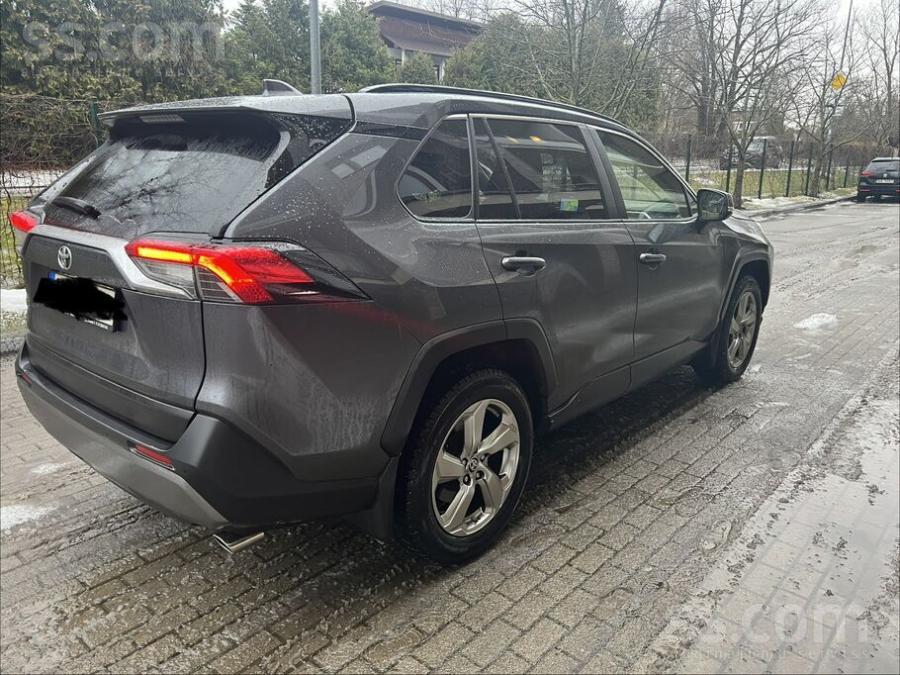 Pelēks Toyota RAV4 2020 Rīga, ar dzinēja tilpumu 2.00 L un nobraukumu 66 tūkst. km par 23500 €, foto 4 vietnē AUTOMOTO.COM.LV