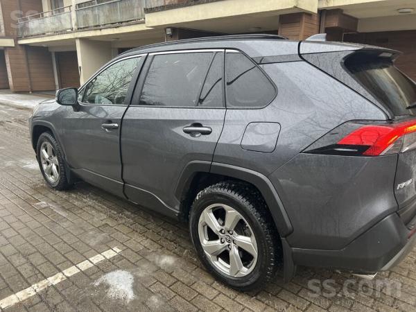 Pelēks Toyota RAV4 2020 Rīga, ar dzinēja tilpumu 2.00 L un nobraukumu 66 tūkst. km par 23500 €, foto 4 vietnē AUTOMOTO.COM.LV