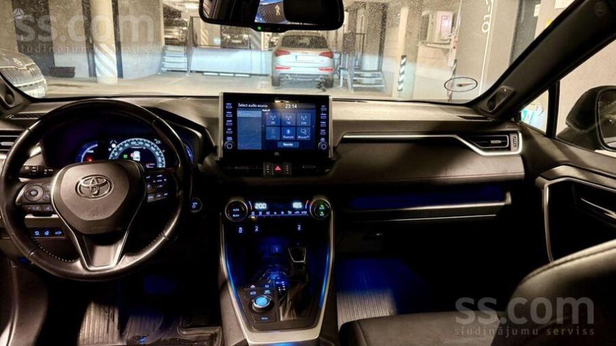 Grey Toyota RAV4 2020 in Vilnius, with an engine capacity of 2.50 L and mileage of 105 thousand km for 31000 €, photo 5 on AUTOMOTO.COM.LV