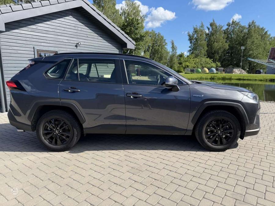 Grey Toyota RAV4 2020 in Telschi, with an engine capacity of 2.49 L and mileage of 61 thousand km for 17750 €, photo 1 on AUTOMOTO.COM.LV