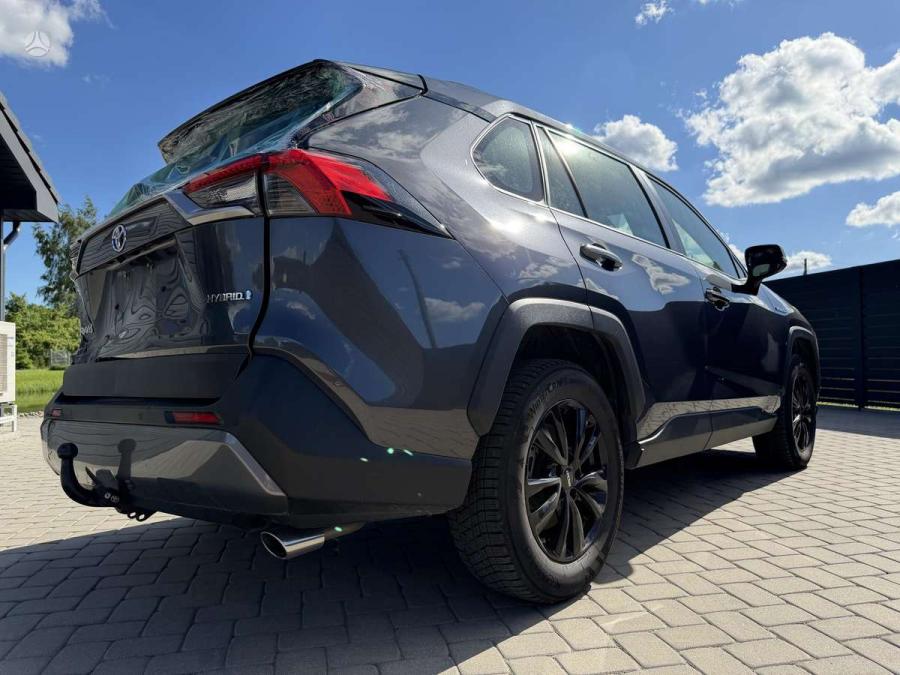 Grey Toyota RAV4 2020 in Telschi, with an engine capacity of 2.49 L and mileage of 61 thousand km for 17750 €, photo 4 on AUTOMOTO.COM.LV