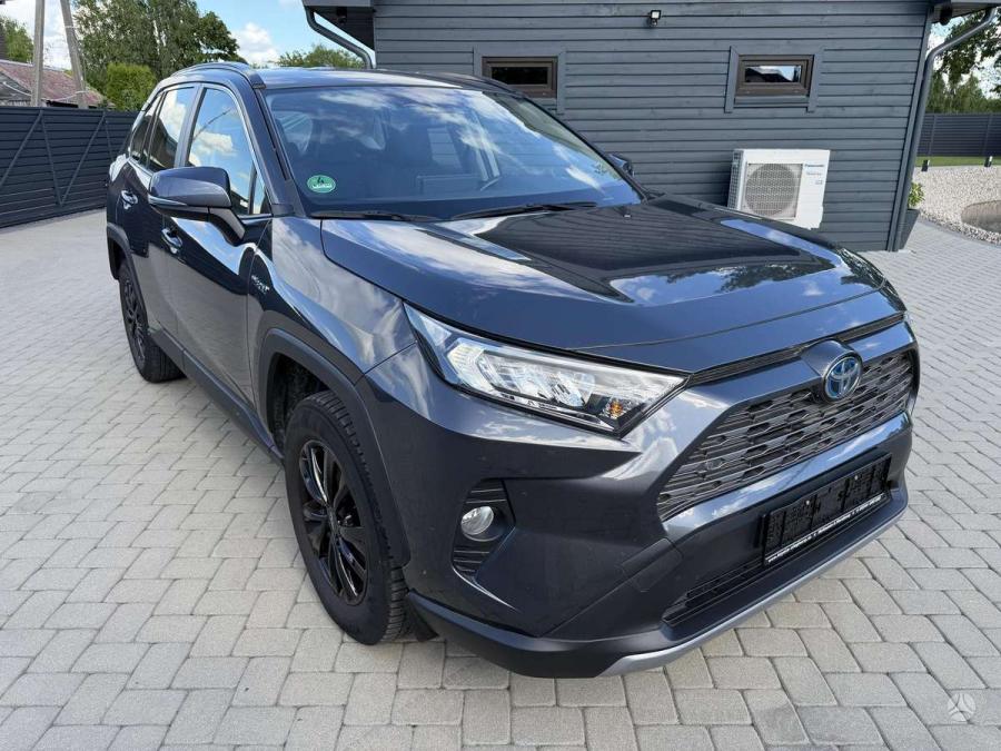 Grey Toyota RAV4 2020 in Telschi, with an engine capacity of 2.49 L and mileage of 61 thousand km for 17750 €, photo 8 on AUTOMOTO.COM.LV