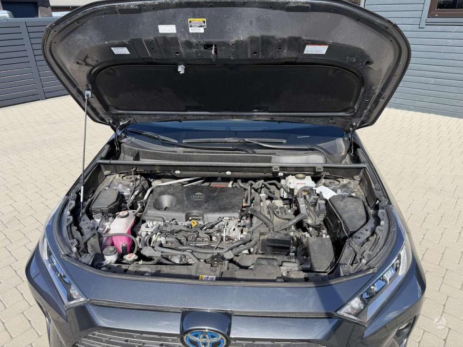 Grey Toyota RAV4 2020 in Telschi, with an engine capacity of 2.49 L and mileage of 61 thousand km for 17750 €, photo 9 on AUTOMOTO.COM.LV