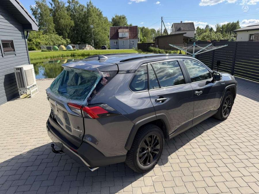 Grey Toyota RAV4 2020 in Telschi, with an engine capacity of 2.49 L and mileage of 61 thousand km for 17750 €, photo 18 on AUTOMOTO.COM.LV