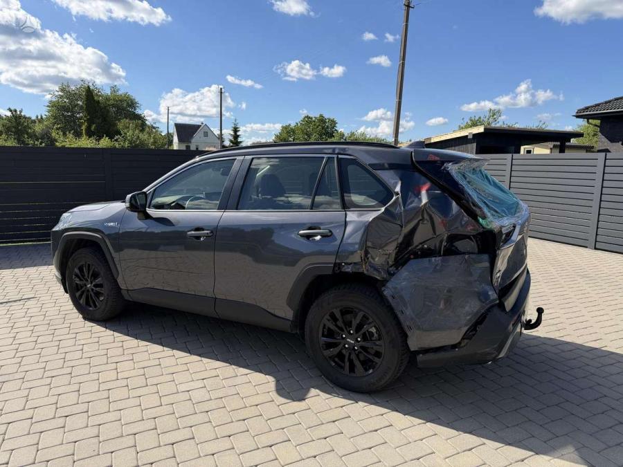 Grey Toyota RAV4 2020 in Telschi, with an engine capacity of 2.49 L and mileage of 61 thousand km for 17750 €, photo 19 on AUTOMOTO.COM.LV