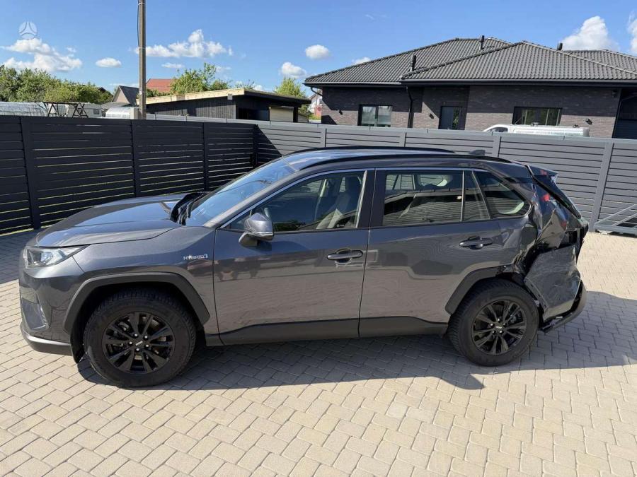 Grey Toyota RAV4 2020 in Telschi, with an engine capacity of 2.49 L and mileage of 61 thousand km for 17750 €, photo 22 on AUTOMOTO.COM.LV