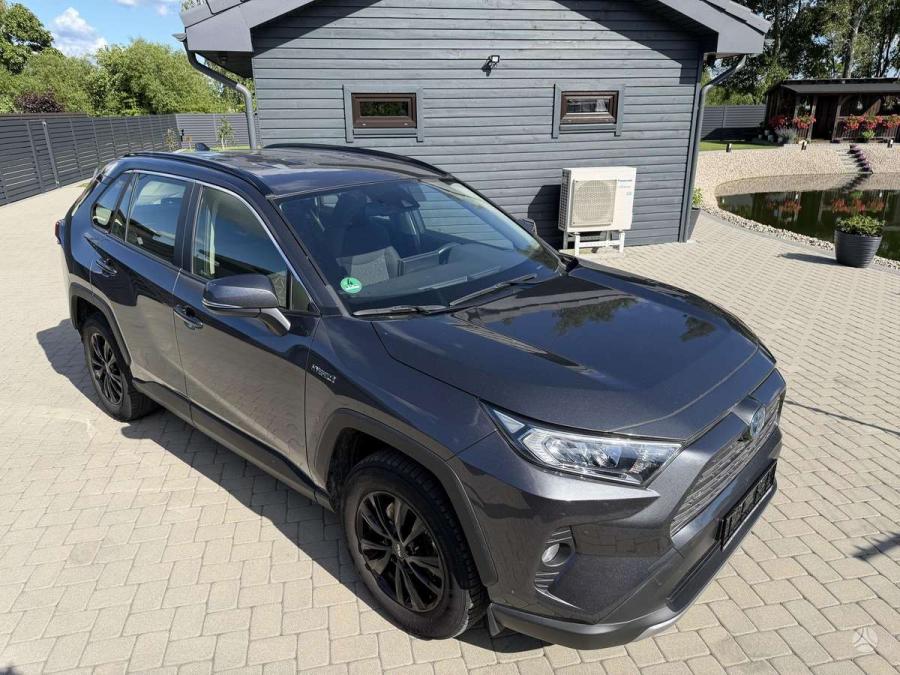 Grey Toyota RAV4 2020 in Telschi, with an engine capacity of 2.49 L and mileage of 61 thousand km for 17750 €, photo 25 on AUTOMOTO.COM.LV