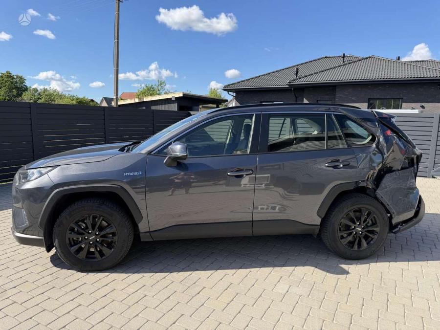 Grey Toyota RAV4 2020 in Telschi, with an engine capacity of 2.49 L and mileage of 61 thousand km for 17750 €, photo 27 on AUTOMOTO.COM.LV