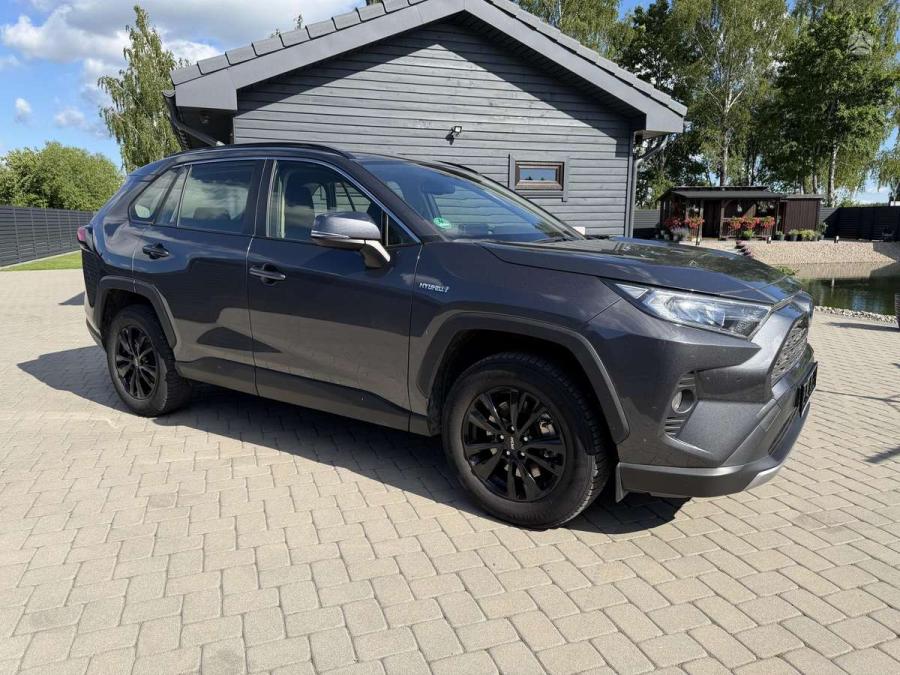 Grey Toyota RAV4 2020 in Telschi, with an engine capacity of 2.49 L and mileage of 61 thousand km for 17750 €, photo 34 on AUTOMOTO.COM.LV