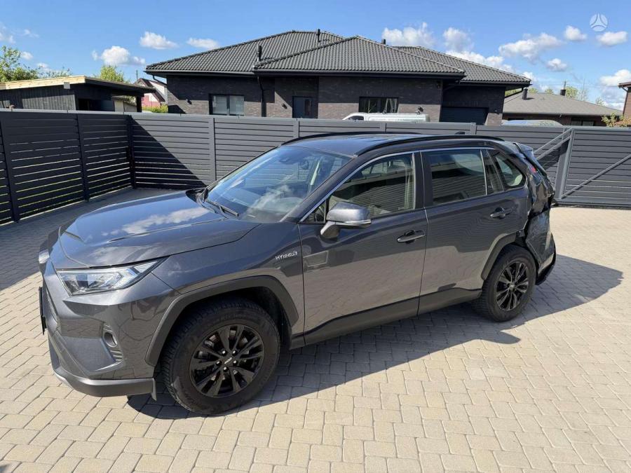 Grey Toyota RAV4 2020 in Telschi, with an engine capacity of 2.49 L and mileage of 61 thousand km for 17750 €, photo 37 on AUTOMOTO.COM.LV