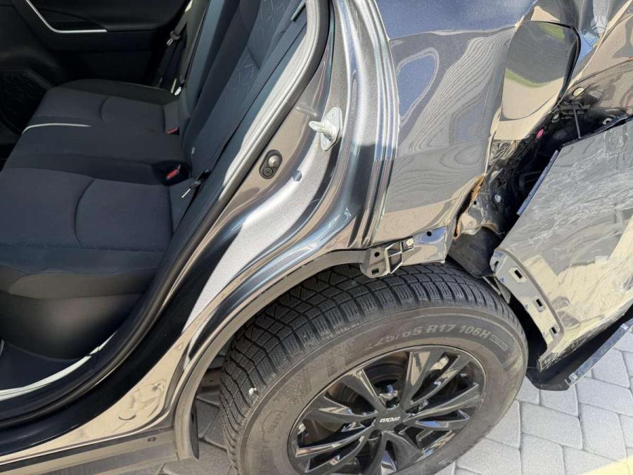Grey Toyota RAV4 2020 in Telschi, with an engine capacity of 2.49 L and mileage of 61 thousand km for 17750 €, photo 38 on AUTOMOTO.COM.LV