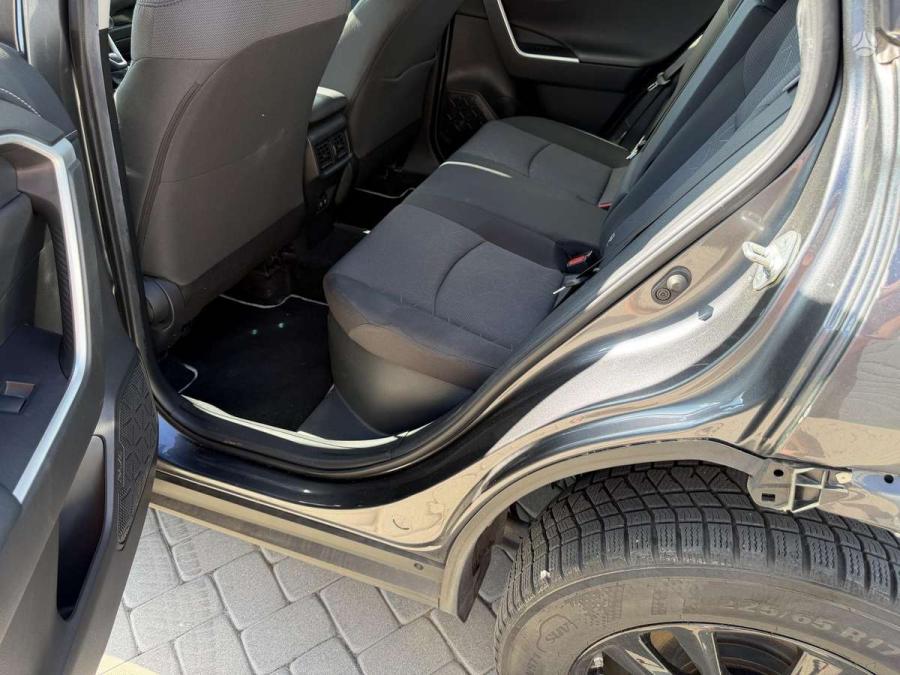 Grey Toyota RAV4 2020 in Telschi, with an engine capacity of 2.49 L and mileage of 61 thousand km for 17750 €, photo 40 on AUTOMOTO.COM.LV