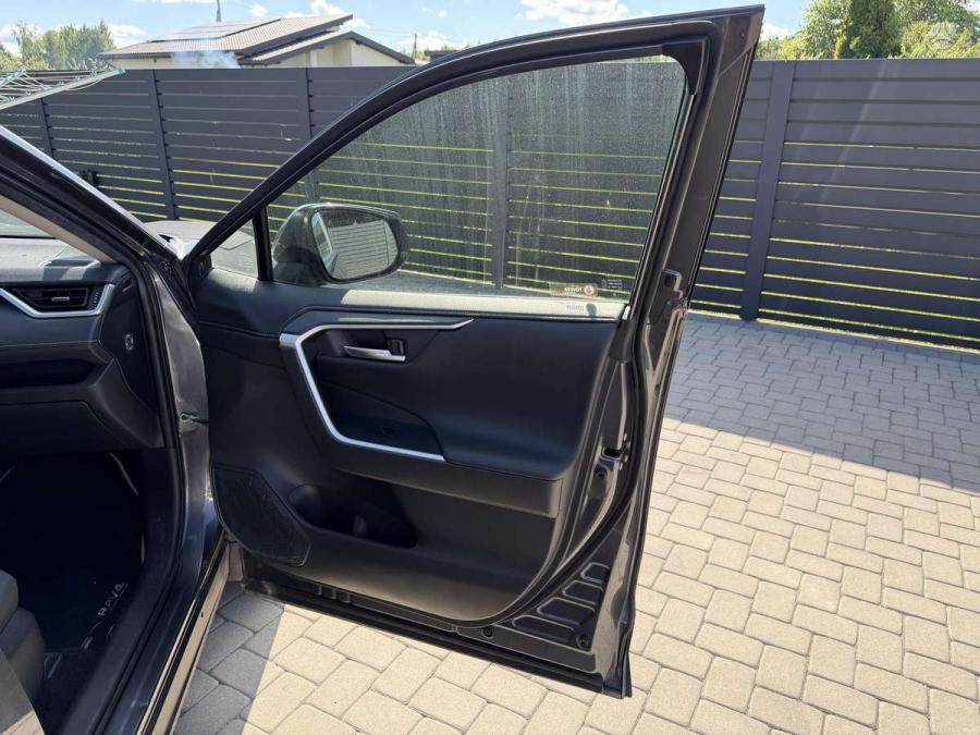 Grey Toyota RAV4 2020 in Telschi, with an engine capacity of 2.49 L and mileage of 61 thousand km for 17750 €, photo 41 on AUTOMOTO.COM.LV