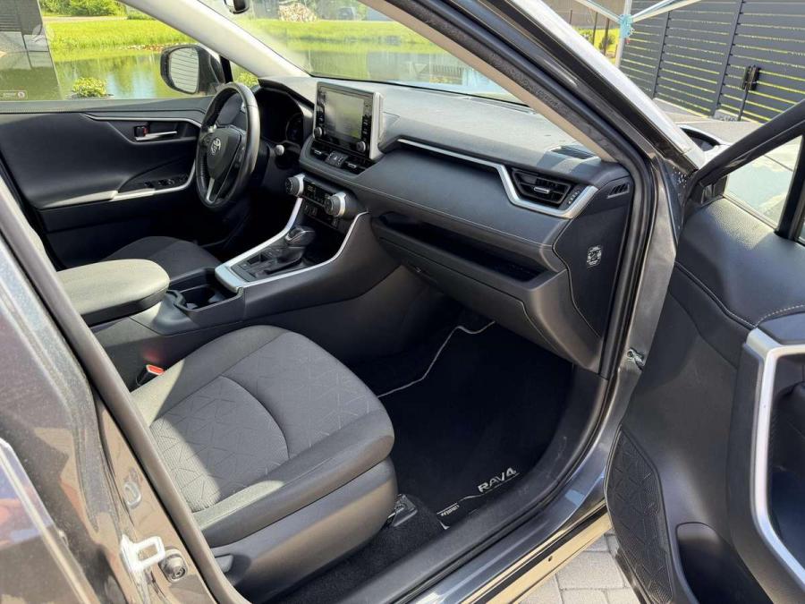 Grey Toyota RAV4 2020 in Telschi, with an engine capacity of 2.49 L and mileage of 61 thousand km for 17750 €, photo 42 on AUTOMOTO.COM.LV