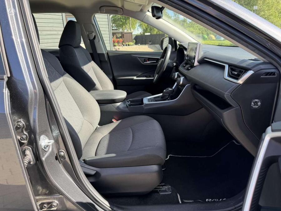 Grey Toyota RAV4 2020 in Telschi, with an engine capacity of 2.49 L and mileage of 61 thousand km for 17750 €, photo 43 on AUTOMOTO.COM.LV