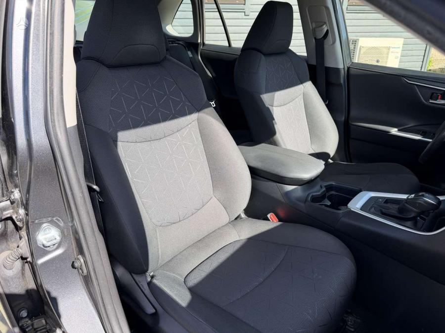 Grey Toyota RAV4 2020 in Telschi, with an engine capacity of 2.49 L and mileage of 61 thousand km for 17750 €, photo 44 on AUTOMOTO.COM.LV