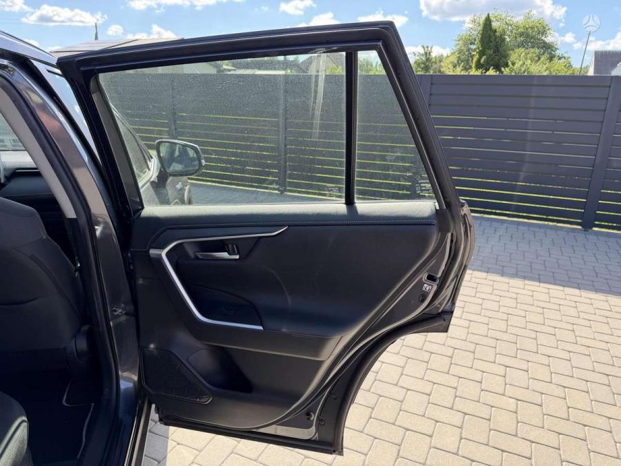 Grey Toyota RAV4 2020 in Telschi, with an engine capacity of 2.49 L and mileage of 61 thousand km for 17750 €, photo 45 on AUTOMOTO.COM.LV