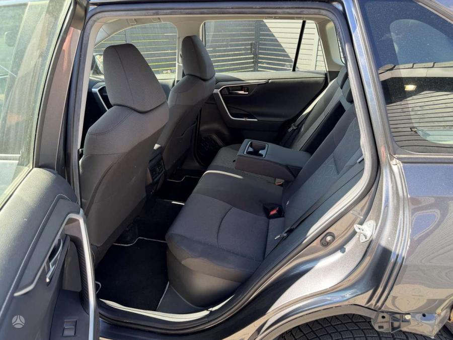 Grey Toyota RAV4 2020 in Telschi, with an engine capacity of 2.49 L and mileage of 61 thousand km for 17750 €, photo 47 on AUTOMOTO.COM.LV