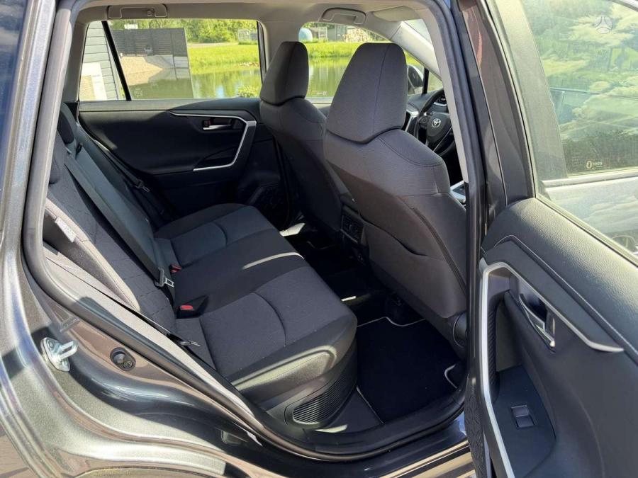 Grey Toyota RAV4 2020 in Telschi, with an engine capacity of 2.49 L and mileage of 61 thousand km for 17750 €, photo 48 on AUTOMOTO.COM.LV