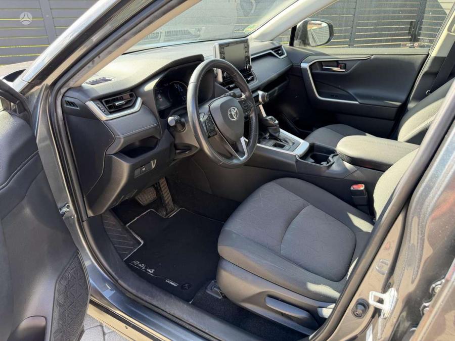 Grey Toyota RAV4 2020 in Telschi, with an engine capacity of 2.49 L and mileage of 61 thousand km for 17750 €, photo 51 on AUTOMOTO.COM.LV