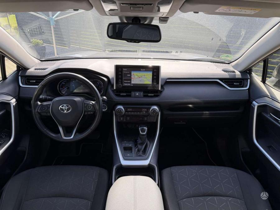 Grey Toyota RAV4 2020 in Telschi, with an engine capacity of 2.49 L and mileage of 61 thousand km for 17750 €, photo 53 on AUTOMOTO.COM.LV