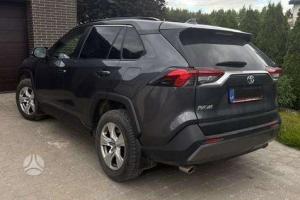 Pelēks Toyota RAV4 2020 Viļņa, ar dzinēja tilpumu 1.99 L un nobraukumu 130 tūkst. km par 22365 €, foto 5 vietnē AUTOMOTO.COM.LV