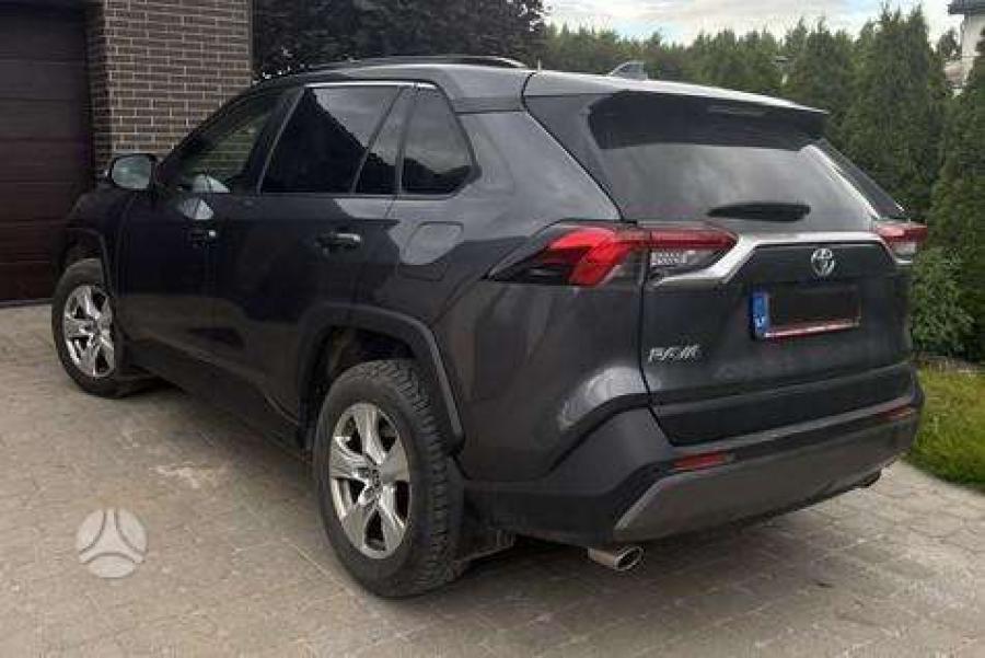 Pelēks Toyota RAV4 2020 Viļņa, ar dzinēja tilpumu 1.99 L un nobraukumu 130 tūkst. km par 22365 €, foto 5 vietnē AUTOMOTO.COM.LV