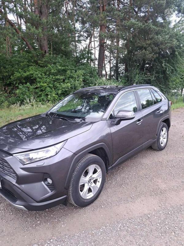 Pelēks Toyota RAV4 2020 Viļņa, ar dzinēja tilpumu 1.99 L un nobraukumu 160 tūkst. km par 21500 €, foto 1 vietnē AUTOMOTO.COM.LV