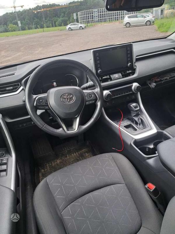 Grey Toyota RAV4 2020 in Vilnius, with an engine capacity of 1.99 L and mileage of 160 thousand km for 21500 €, photo 3 on AUTOMOTO.COM.LV