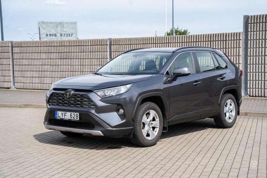 Grey Toyota RAV4 2020 in Marijampole, with an engine capacity of 1.99 L and mileage of 49 thousand km for 23700 €, photo 1 on AUTOMOTO.COM.LV