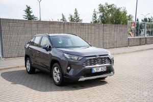 Grey Toyota RAV4 2020 in Marijampole, with an engine capacity of 1.99 L and mileage of 49 thousand km for 23700 €, photo 3 on AUTOMOTO.COM.LV