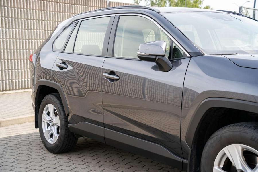 Grey Toyota RAV4 2020 in Marijampole, with an engine capacity of 1.99 L and mileage of 49 thousand km for 23700 €, photo 5 on AUTOMOTO.COM.LV