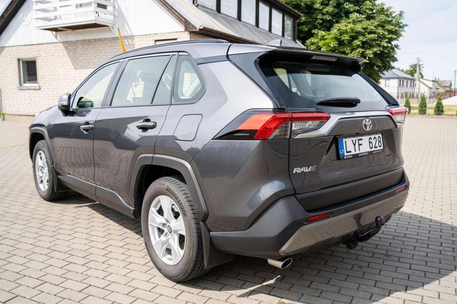 Grey Toyota RAV4 2020 in Marijampole, with an engine capacity of 1.99 L and mileage of 49 thousand km for 23700 €, photo 8 on AUTOMOTO.COM.LV
