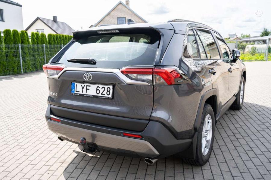 Grey Toyota RAV4 2020 in Marijampole, with an engine capacity of 1.99 L and mileage of 49 thousand km for 23700 €, photo 9 on AUTOMOTO.COM.LV