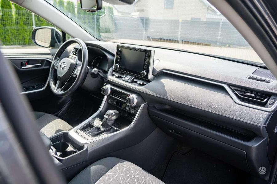 Grey Toyota RAV4 2020 in Marijampole, with an engine capacity of 1.99 L and mileage of 49 thousand km for 23700 €, photo 12 on AUTOMOTO.COM.LV